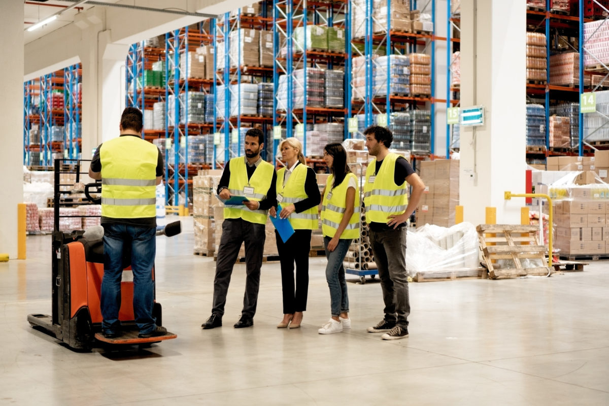 workers in a warehouse - Lange Lift